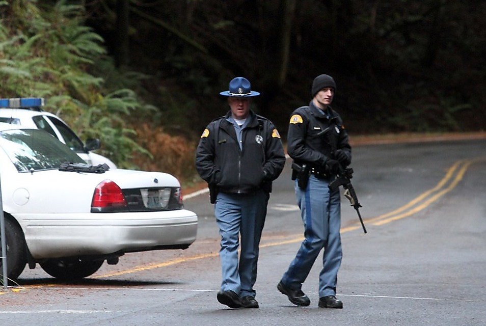 Mount Rainier park ranger killed - gunman sought
