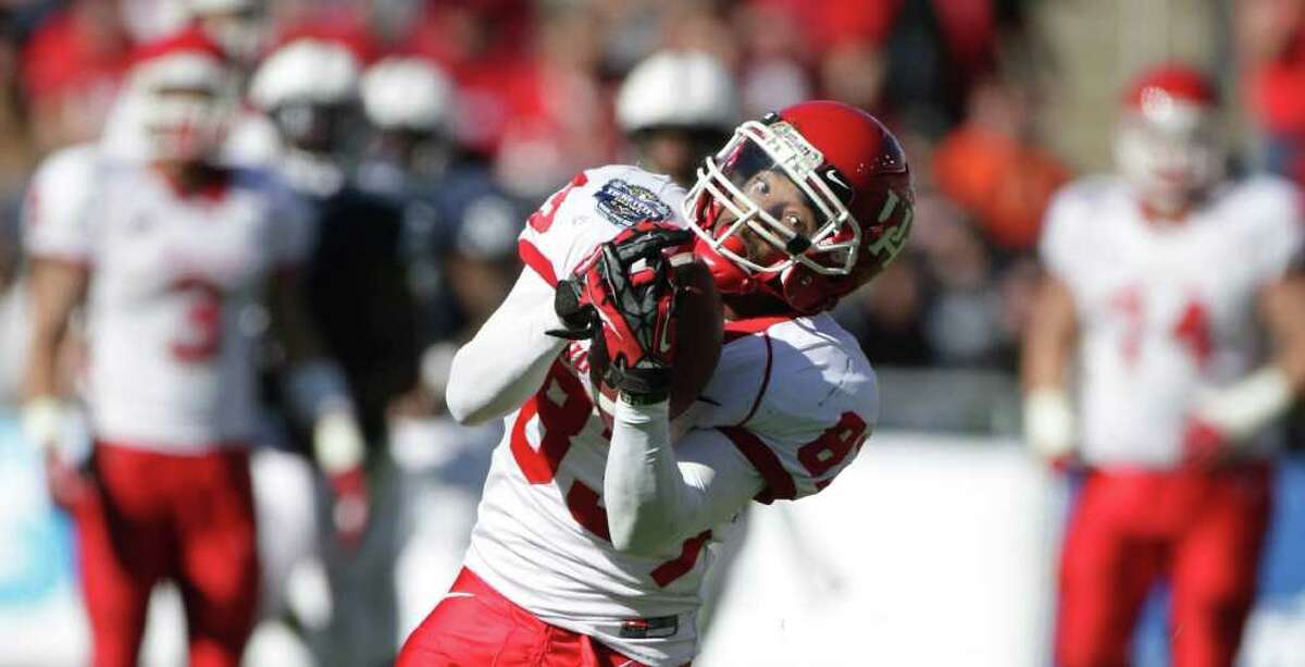 Keenum, UH roll past Penn State in TicketCity Bowl