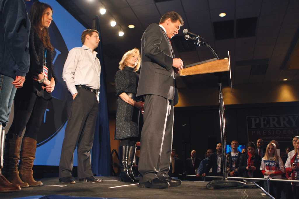 Perry to return to Texas to reassess campaign