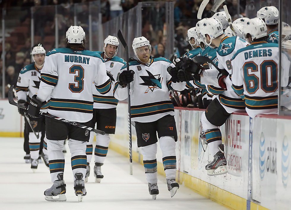 Goal flurry lifts Sharks past slumping Ducks, 3-1