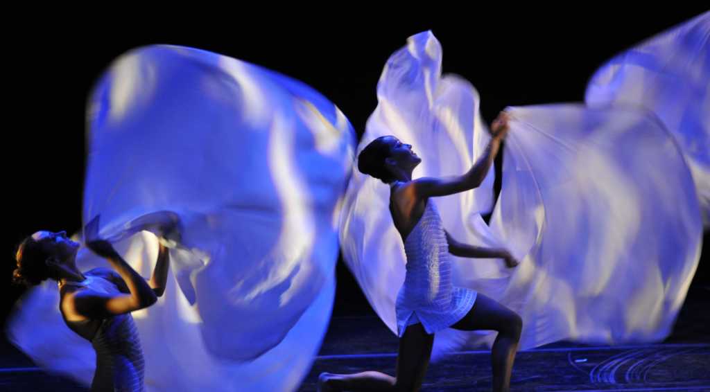 MOMIX dance troupe unveils 'newMIX' in Torrington