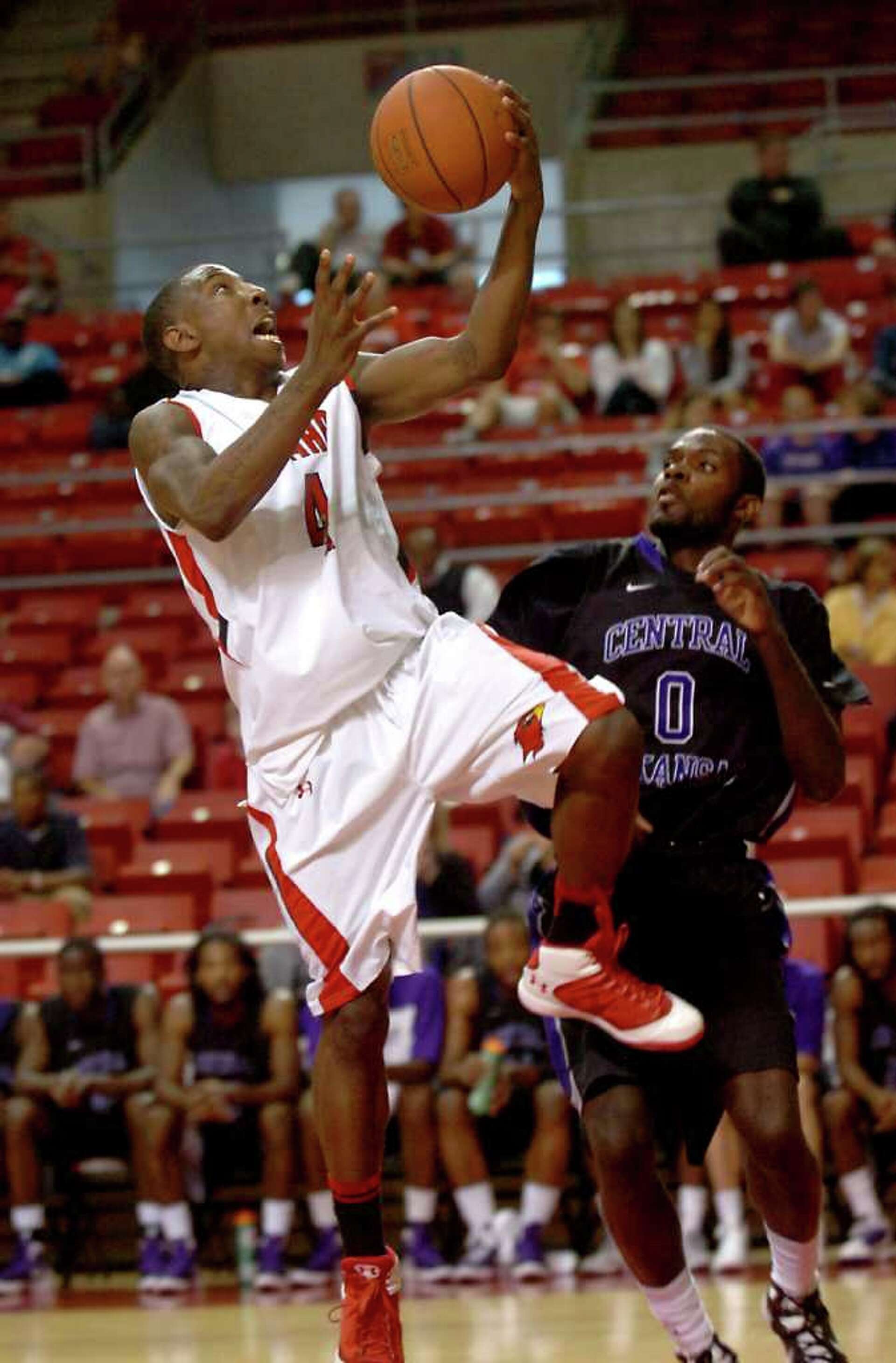 Bob Knight watches as Lamar dominates UCA