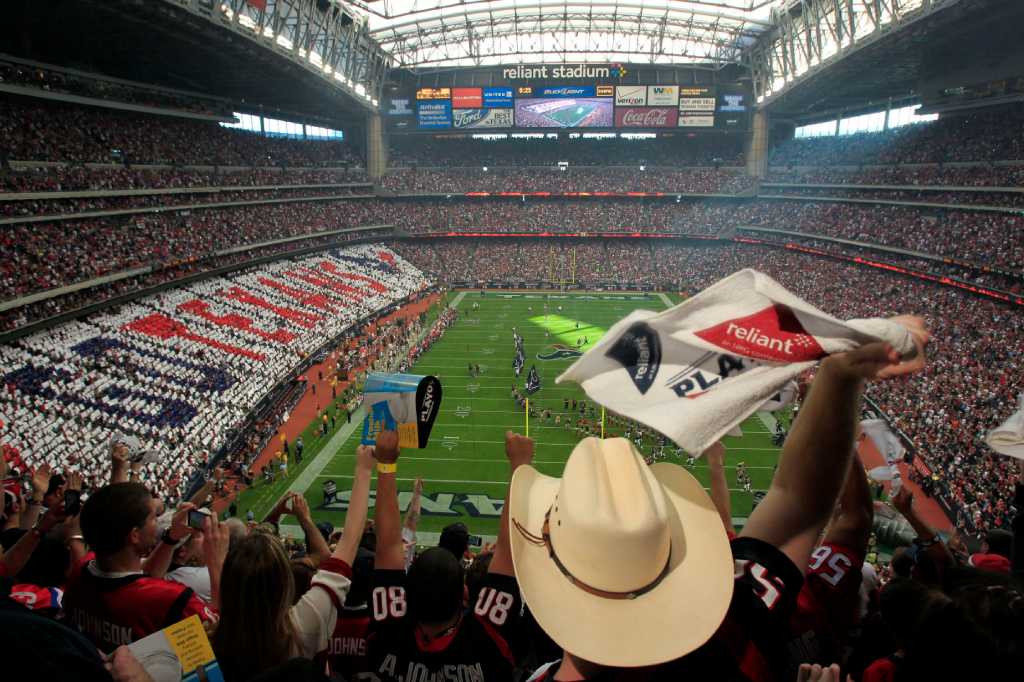 Raucous crowd reminiscent of "Luv Ya Blue' days