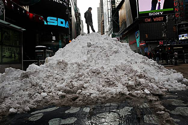 Blizzard chaos snowballs in N.Y., across U.S.