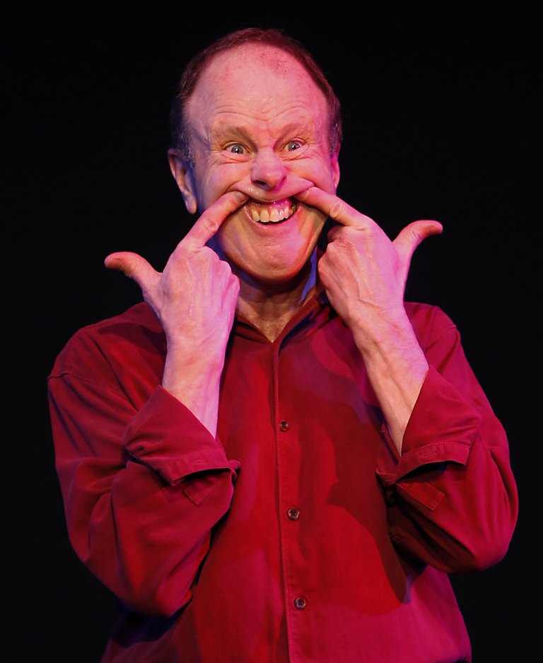 'Geezer' review: Hoyle solo show laughs years away