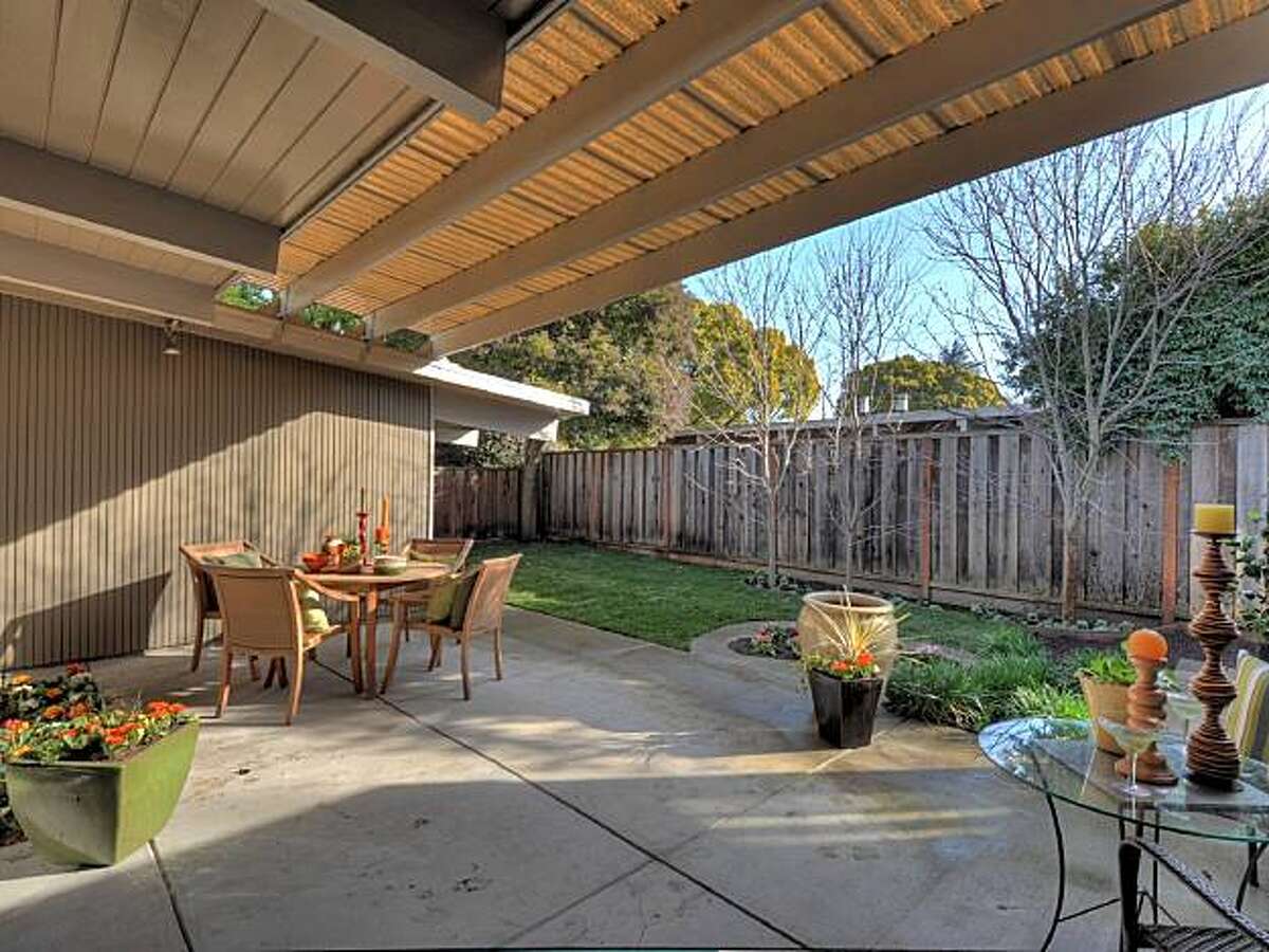 Spacious Palo Alto home with outdoor living