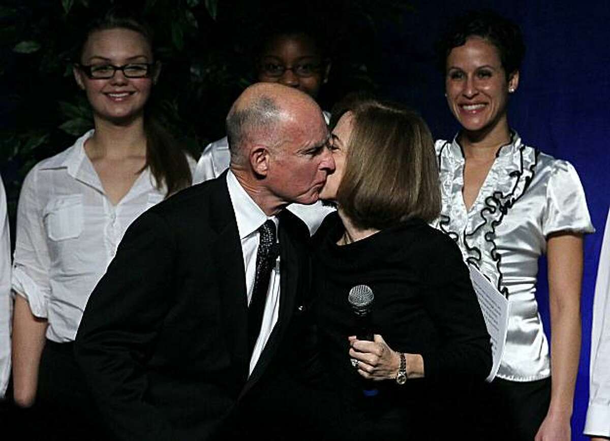 Jerry Brown takes governor's reins again
