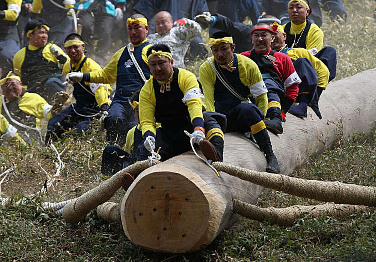 Wild log ride at Japan's Onbashira Festival