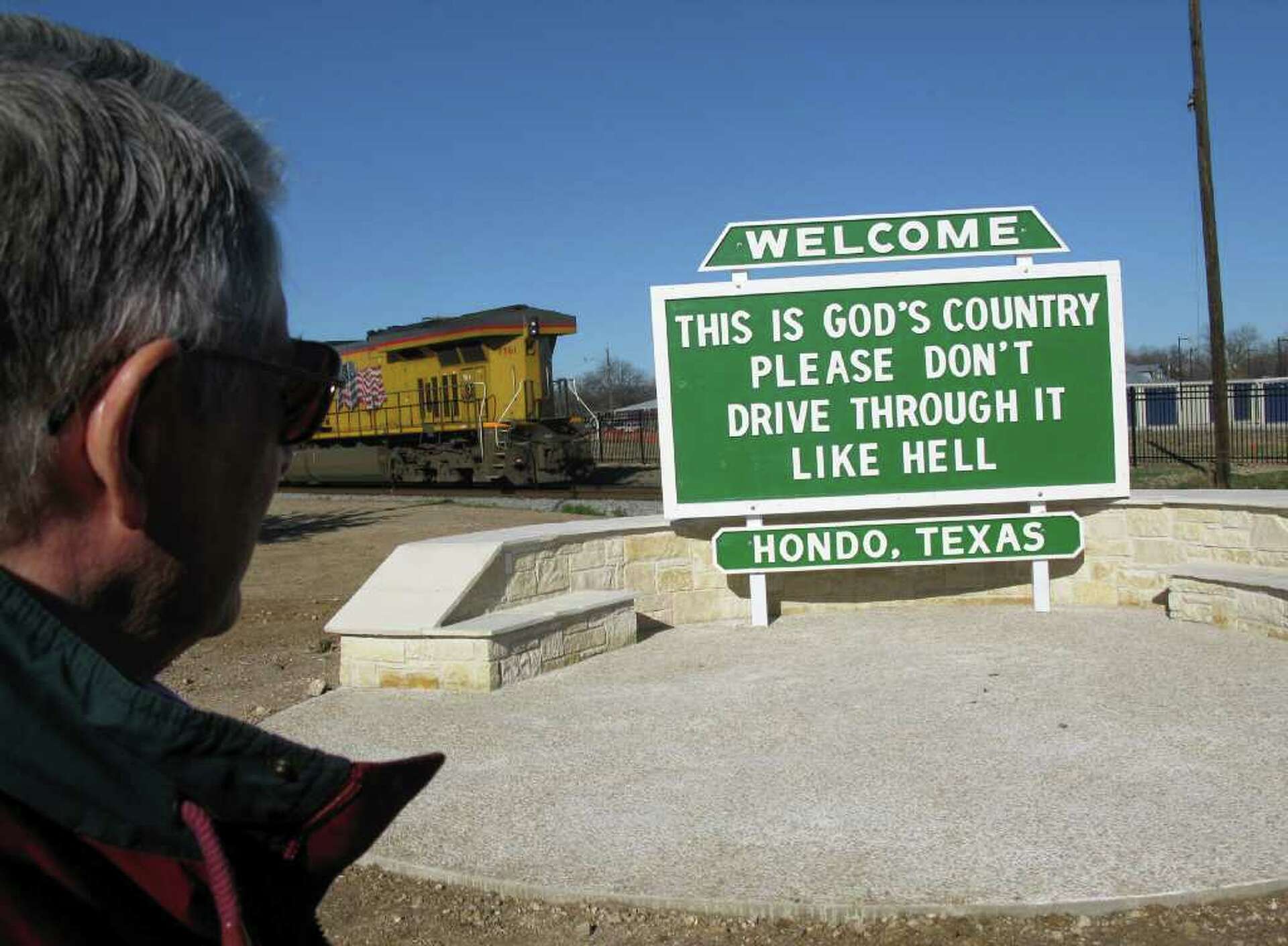 Iconic welcome signs return to Hondo