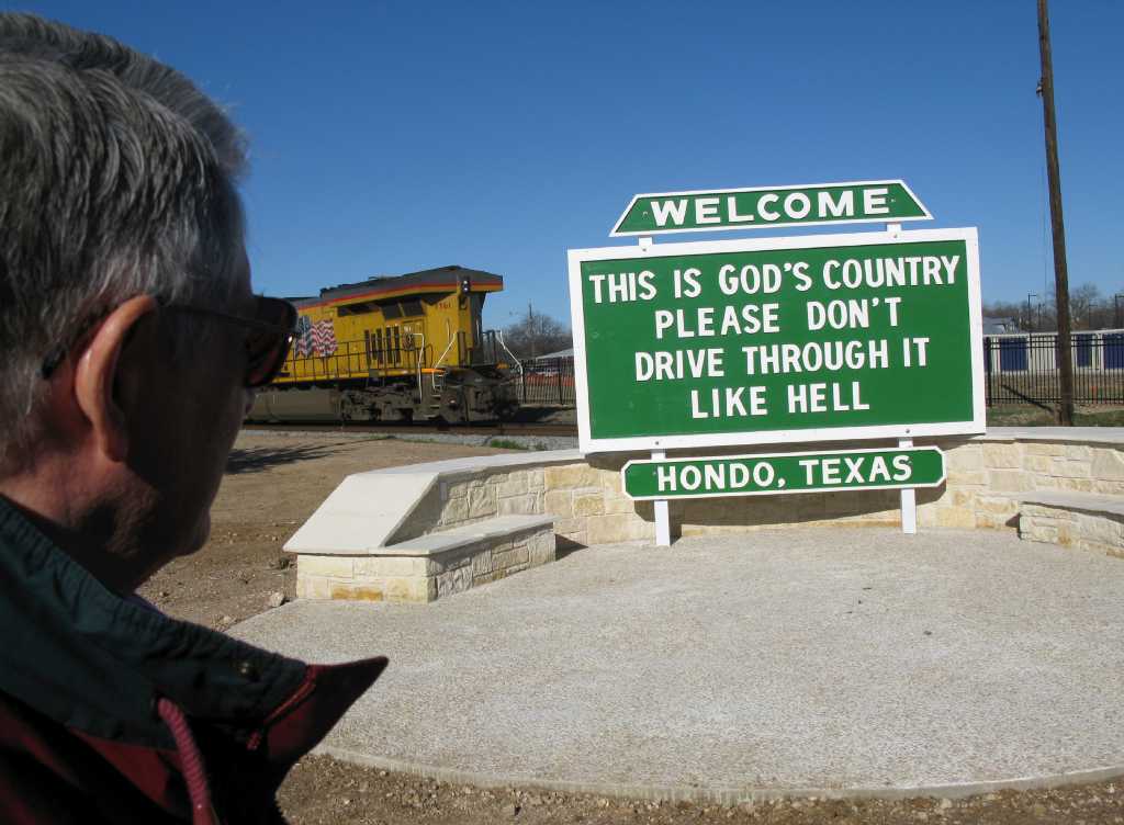 Iconic welcome signs return to Hondo
