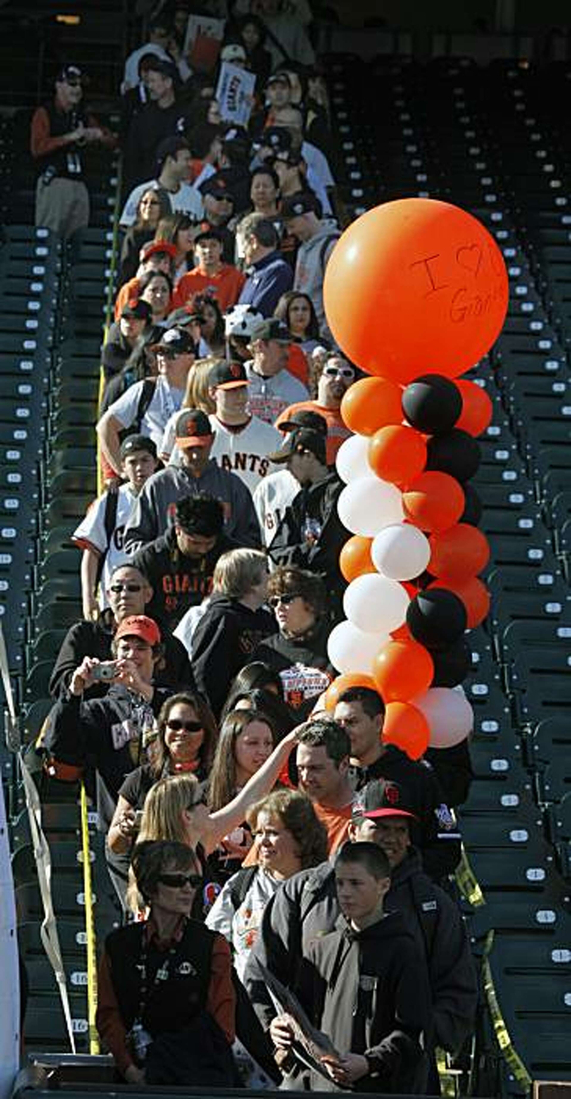 Giants fans swarm park to spend time with champs
