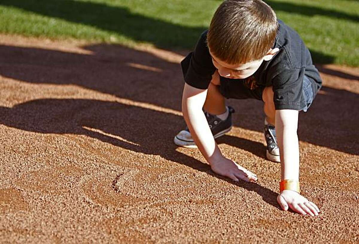 Giants fans swarm park to spend time with champs