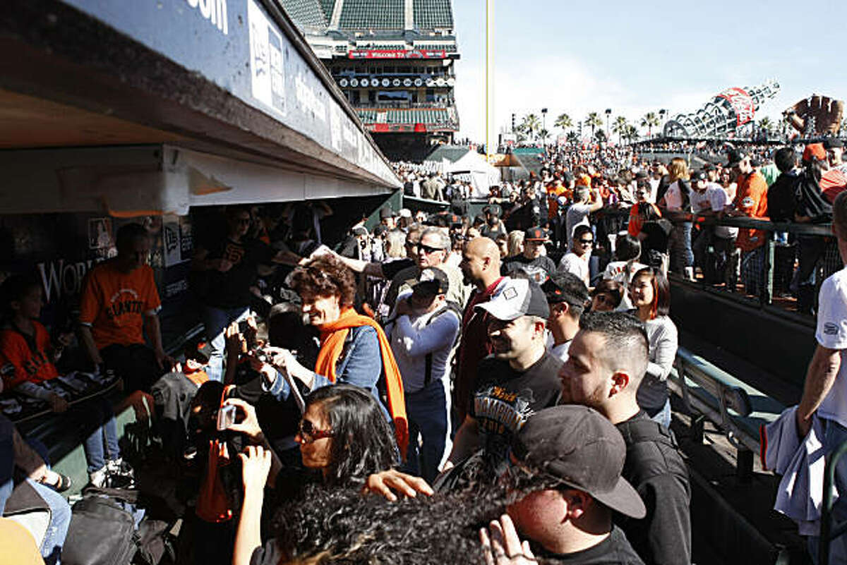Giants fans swarm park to spend time with champs