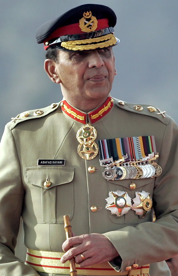 Pakistan army chief visits president amid rift