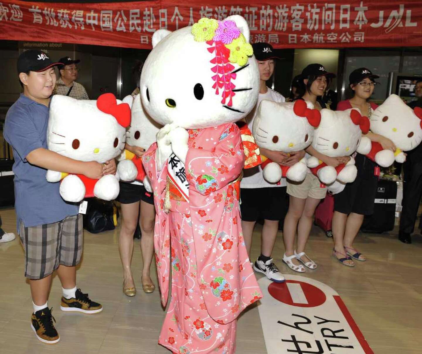 Japan Airlines debuts Hello Kitty Boeing 777