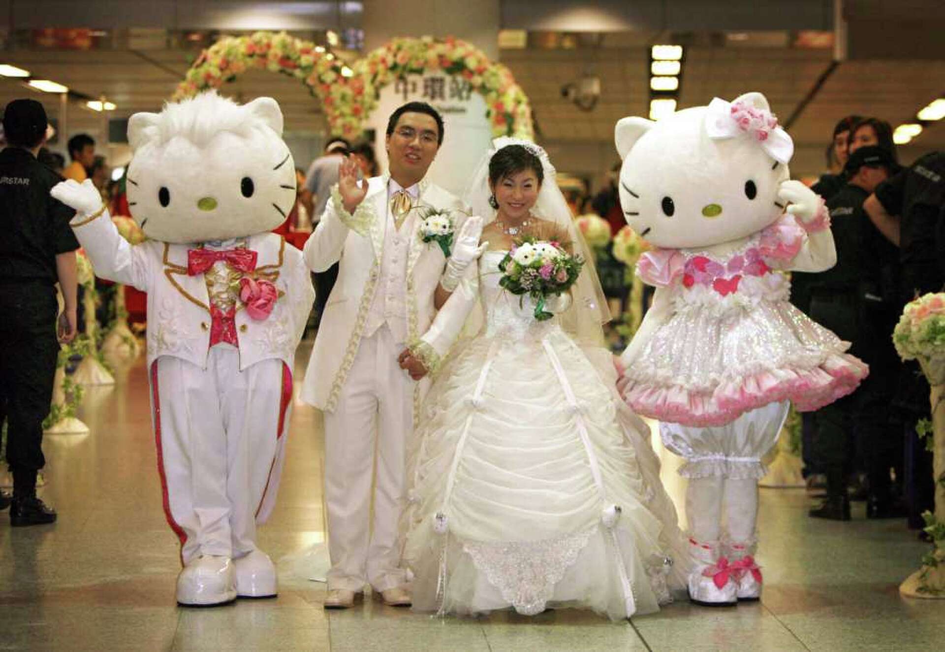 Japan Airlines debuts Hello Kitty Boeing 777