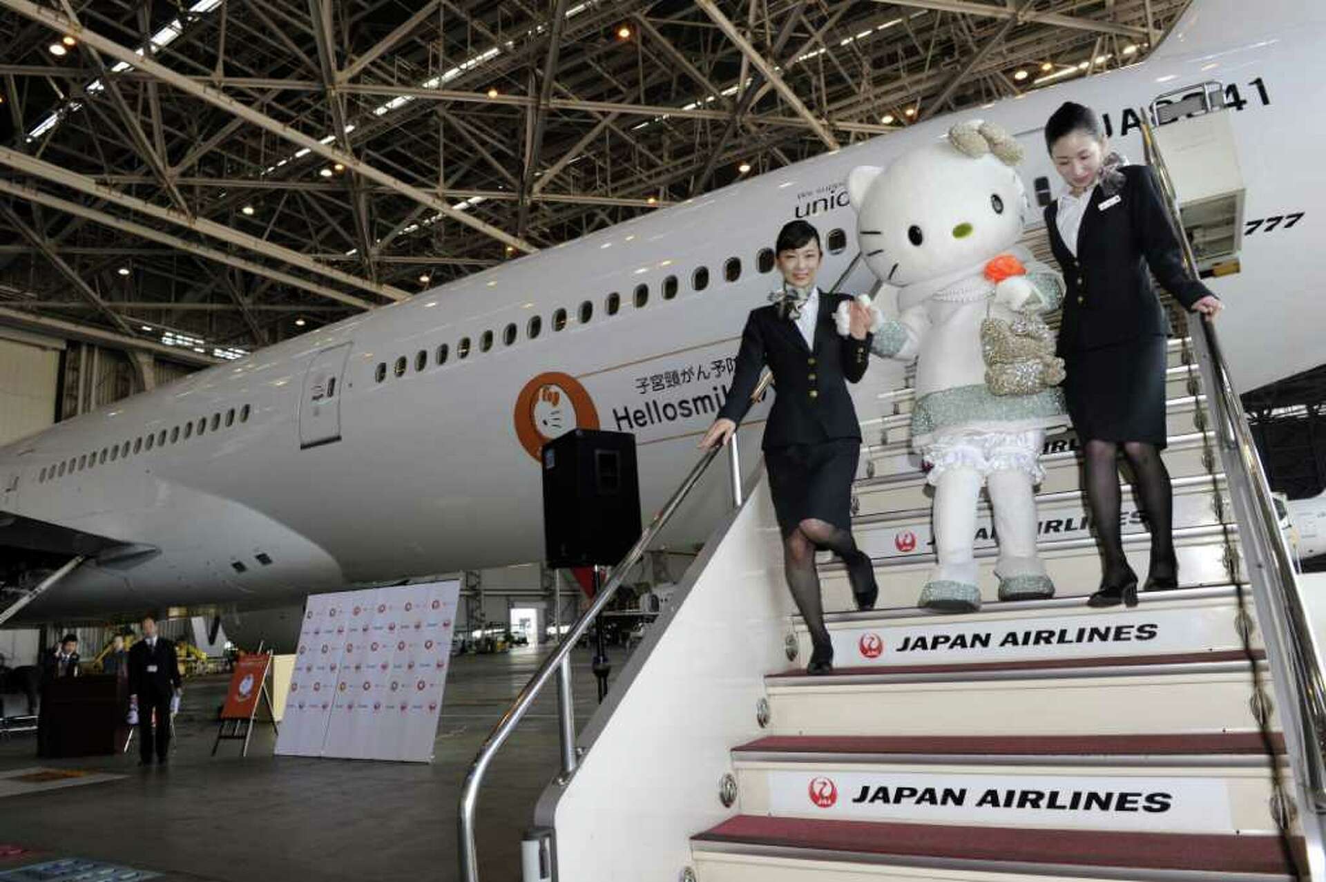 Japan Airlines debuts Hello Kitty Boeing 777
