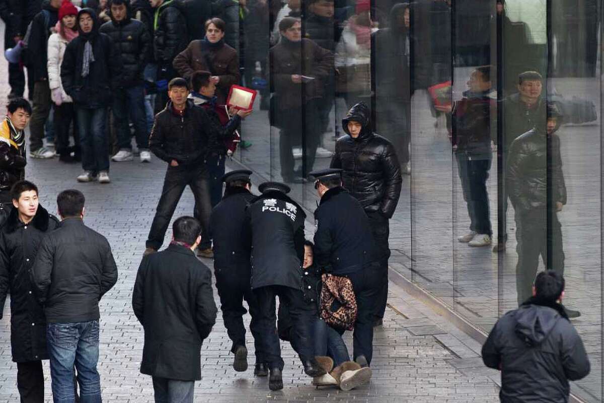 Unruly crowd prompts Apple to halt iPhone sales in China ...