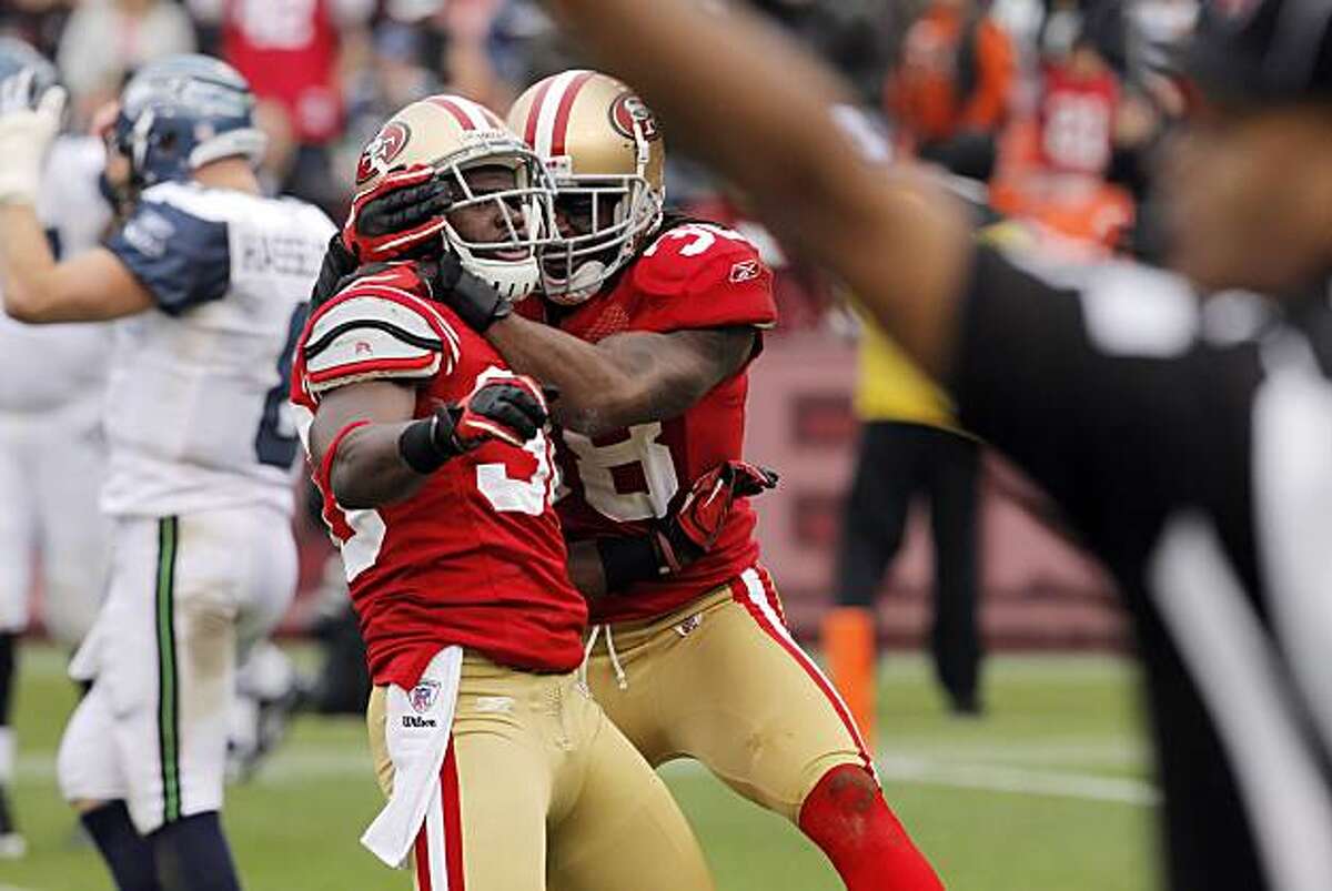 49ers rout Seahawks 40-21, stay alive in NFC West