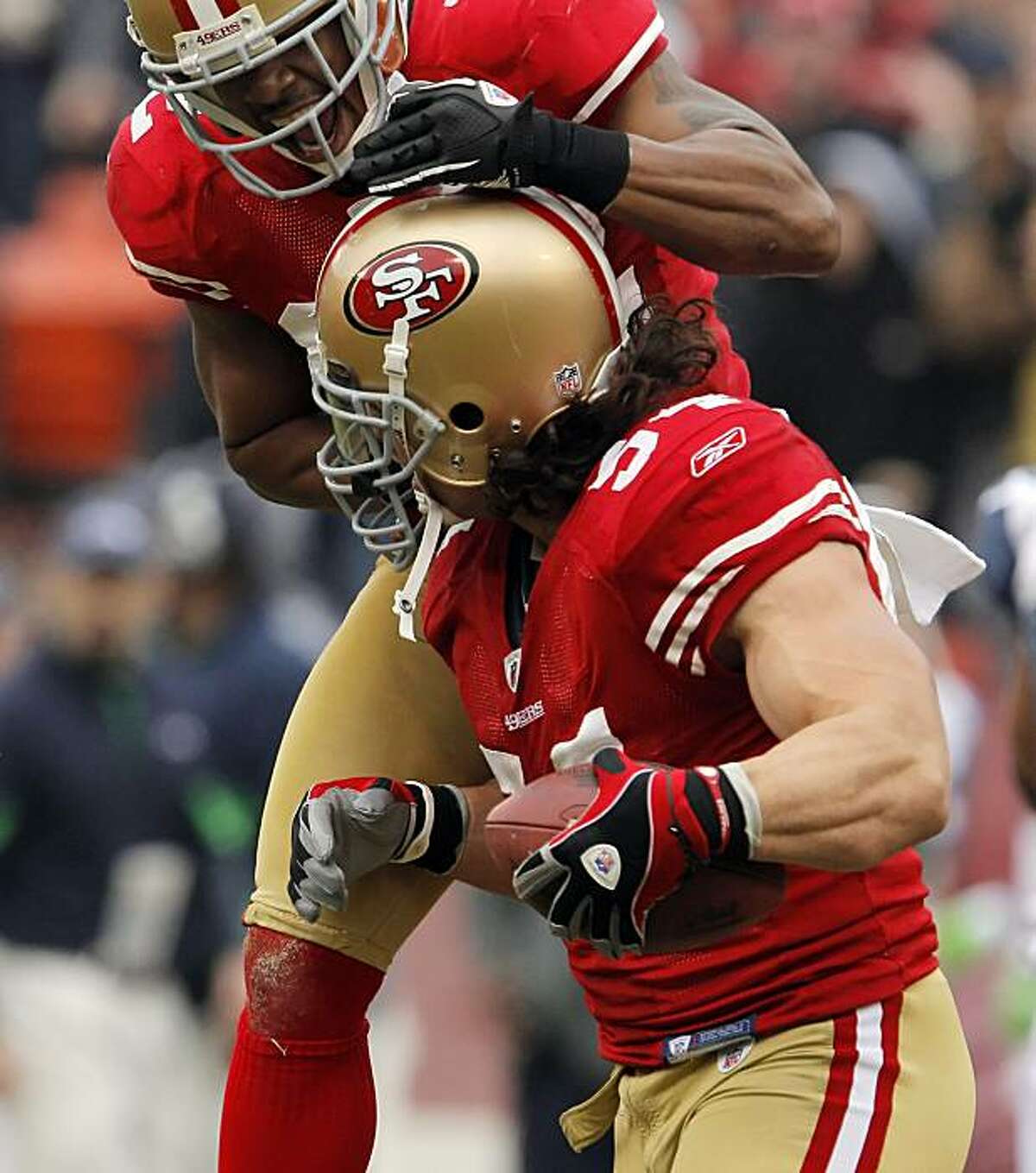 49ers rout Seahawks 40-21, stay alive in NFC West