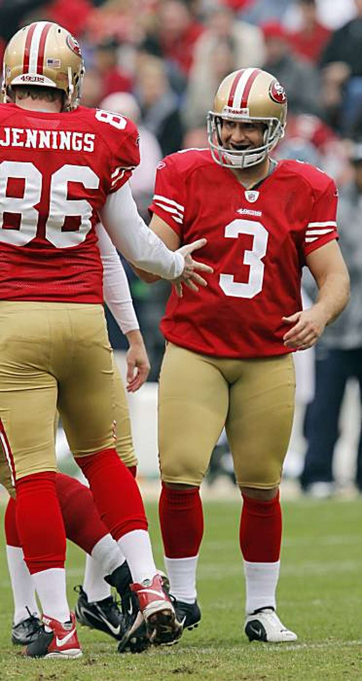 49ers rout Seahawks 40-21, stay alive in NFC West