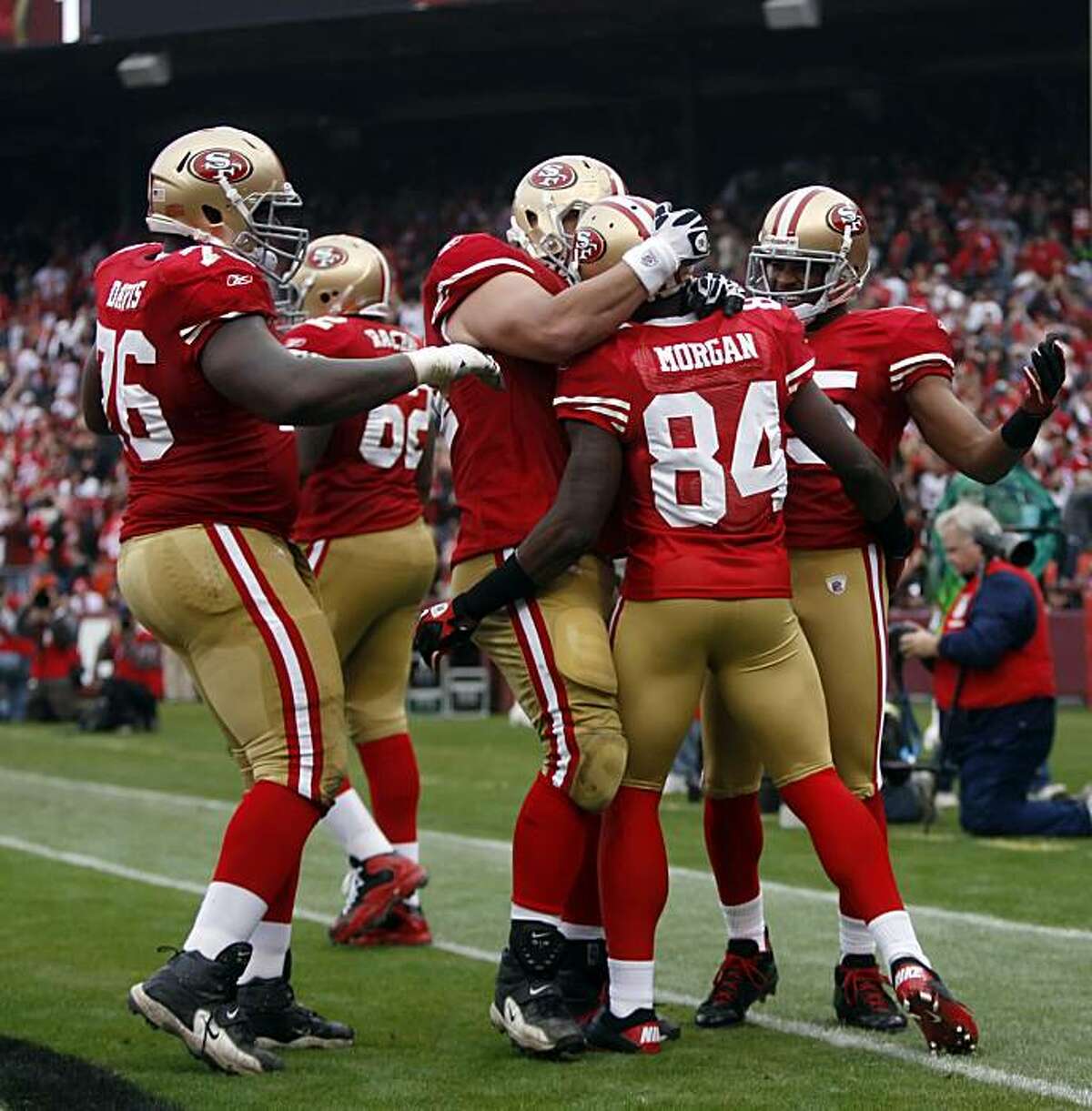 49ers rout Seahawks 40-21, stay alive in NFC West