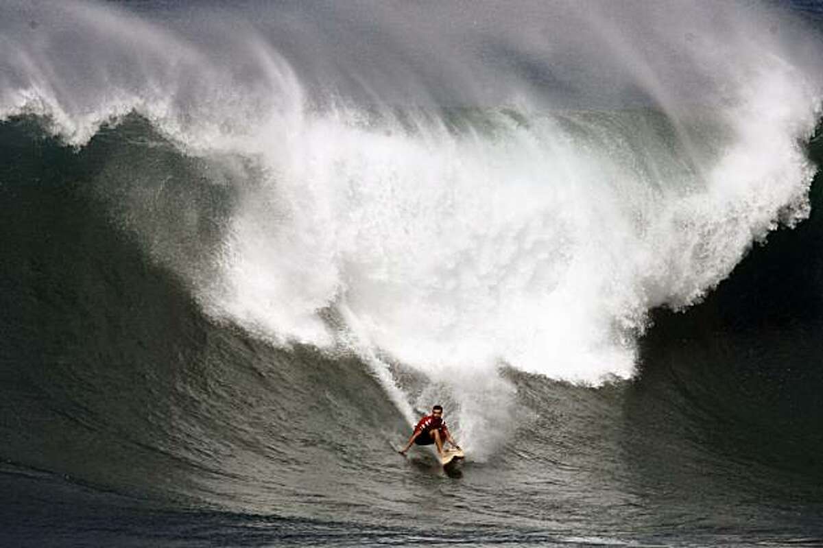 Big waves lure surfers to Mavericks competition