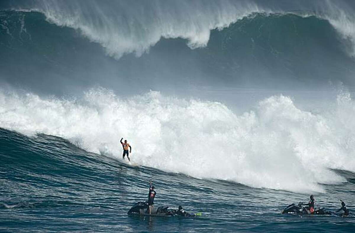 Man wins big-wave debate without machine