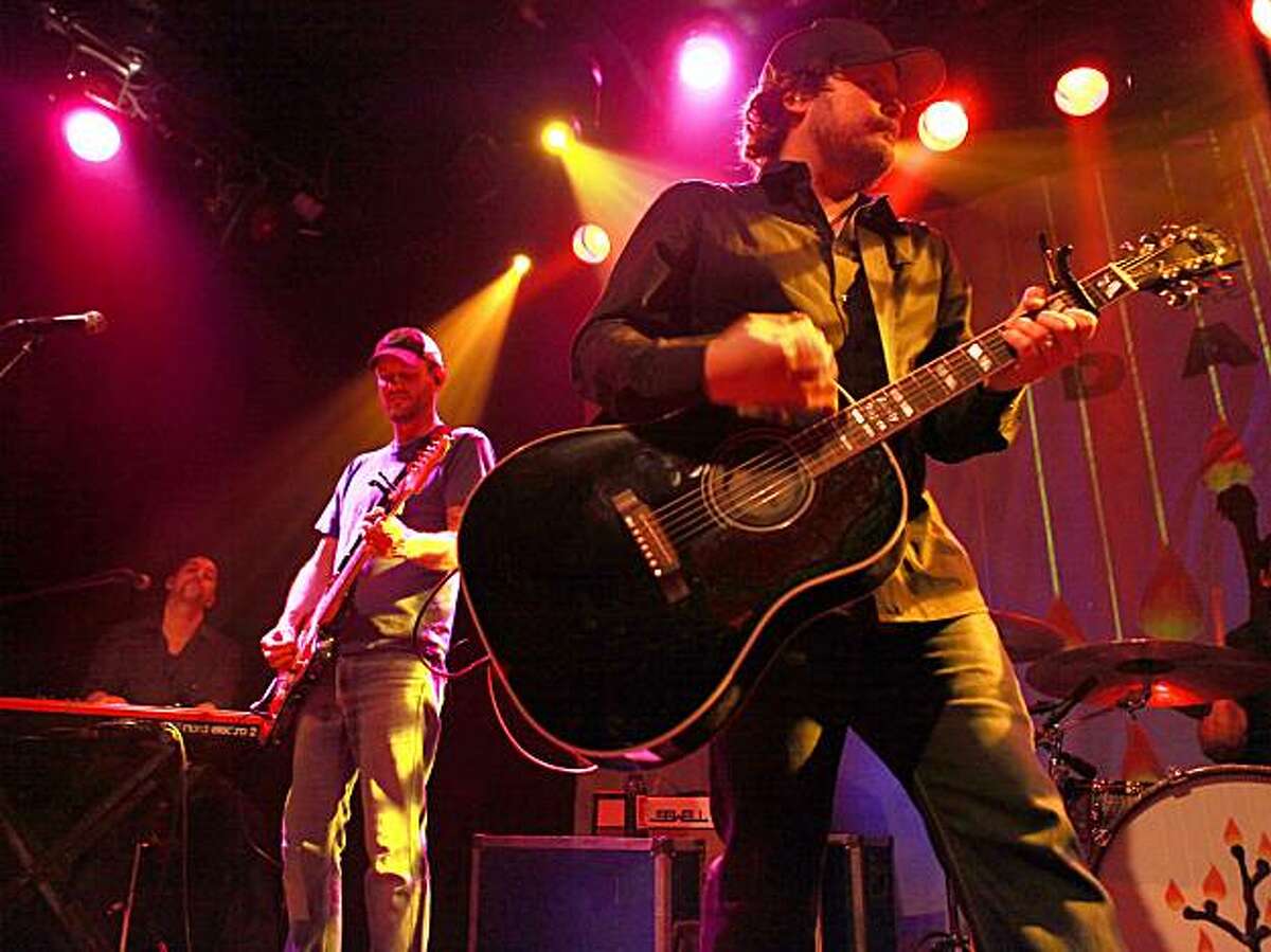 Randy Rogers Band review: Blazing country