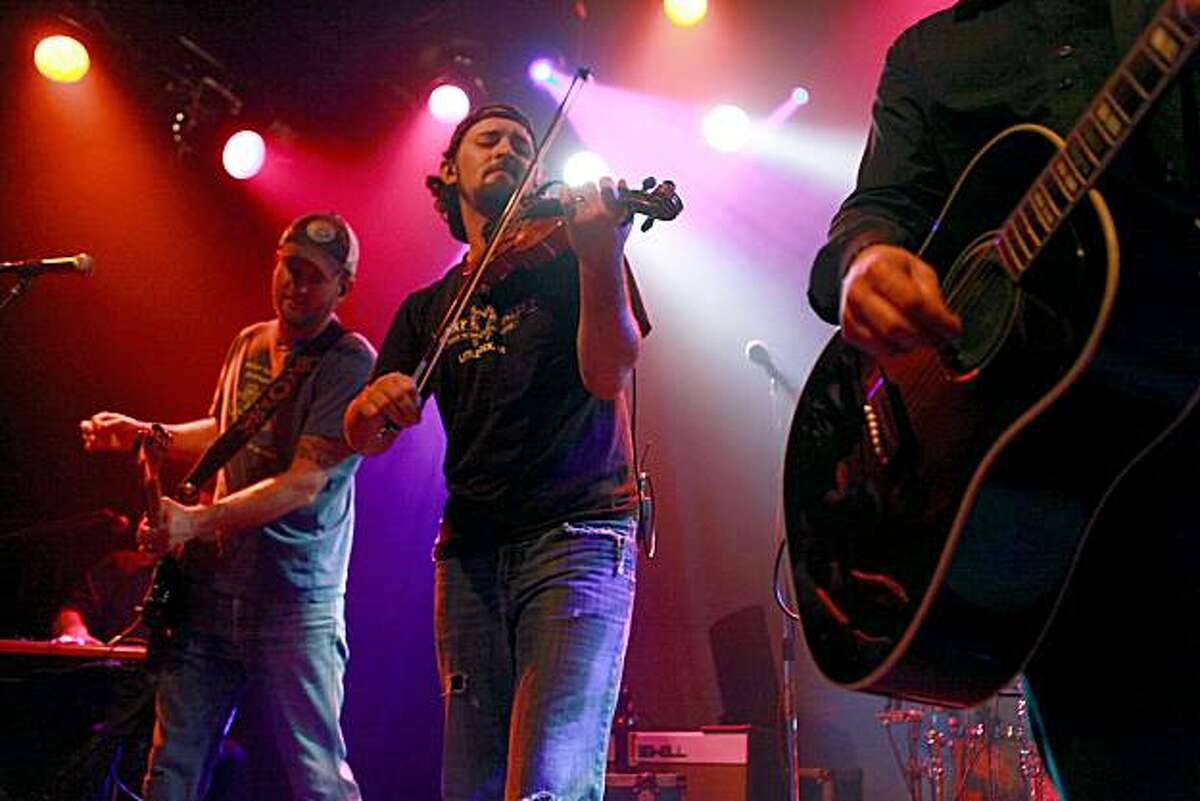 Randy Rogers Band review: Blazing country