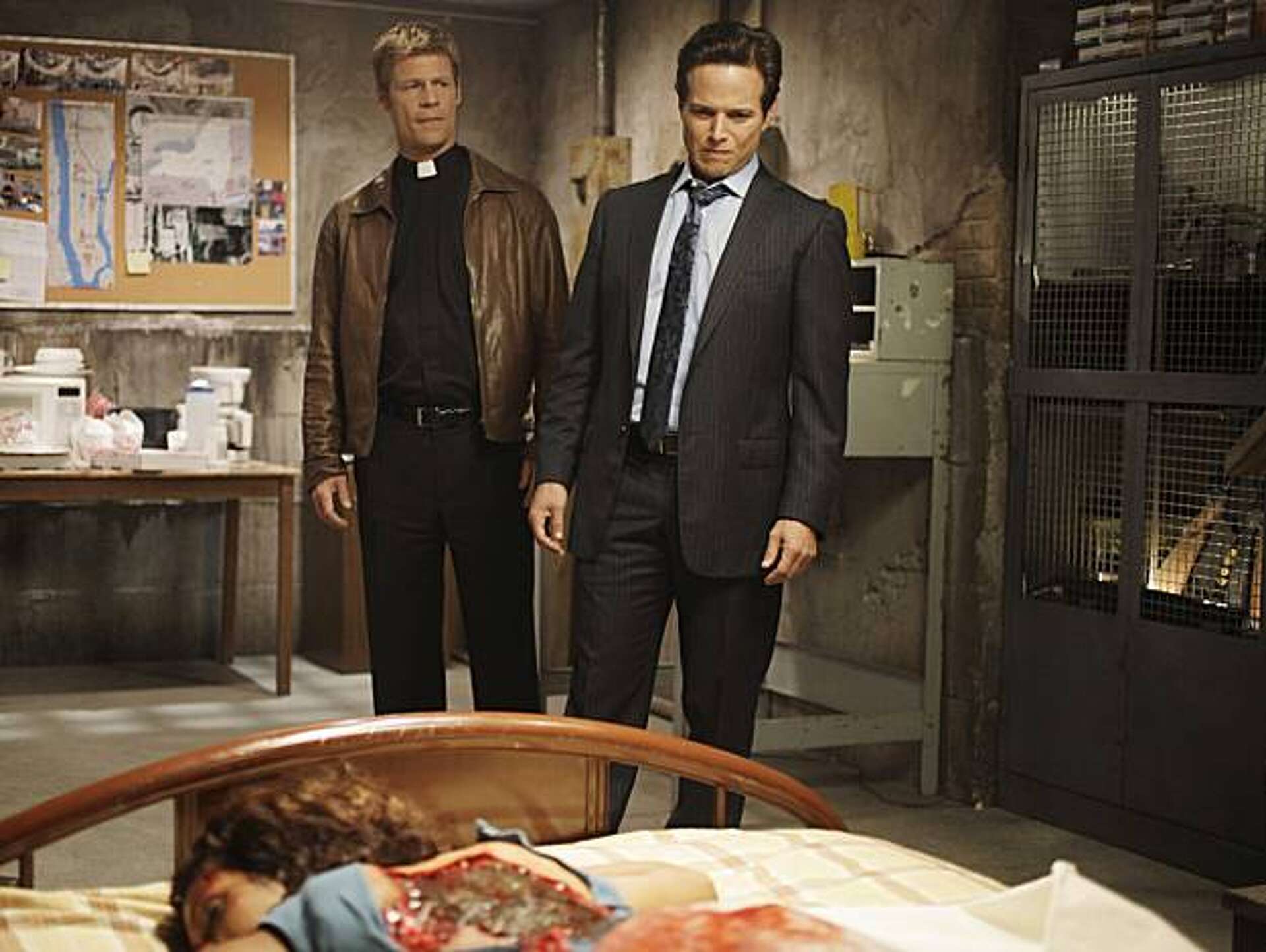 'V' review: No irony, ecstasy in alien encounters