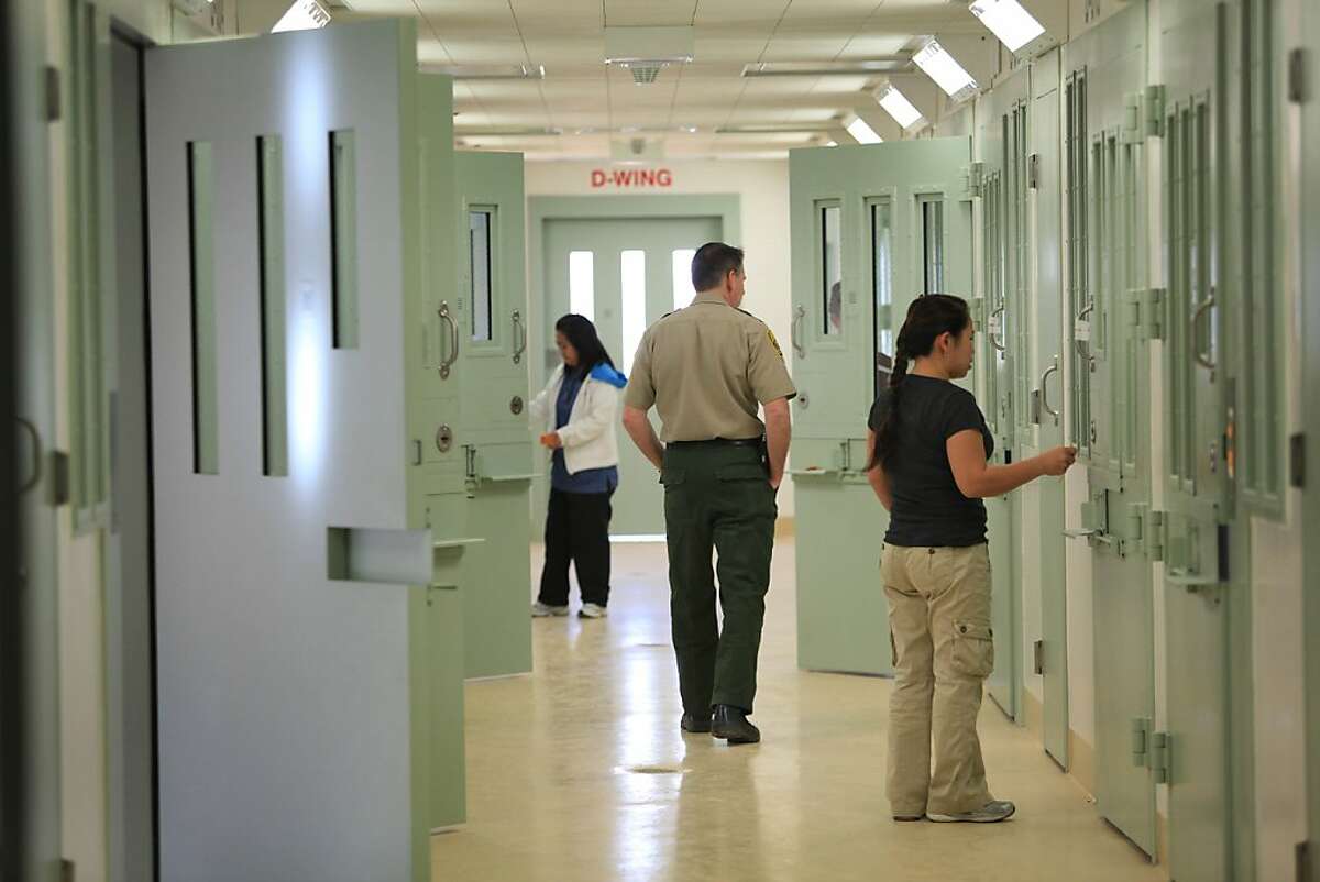 Gov. Jerry Brown plans $1 billion in prison cuts