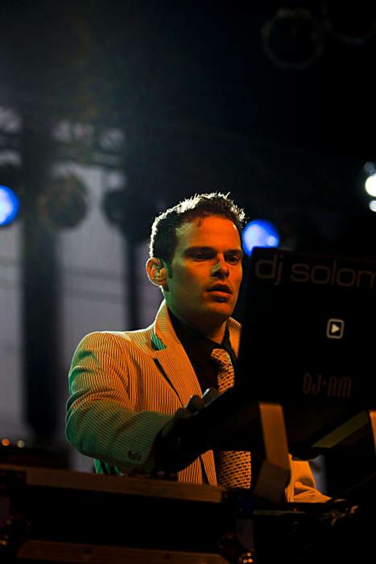 Solomon Kahn, S.F. disc jockey, dies