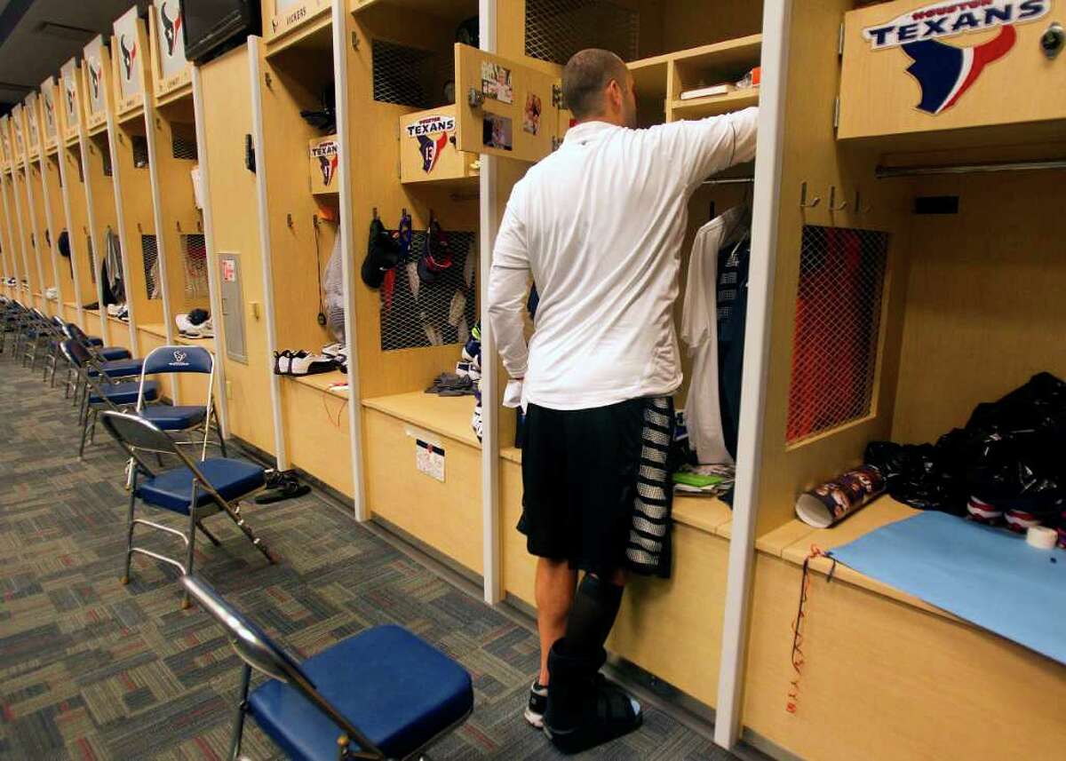 With mixed emotions, Texans clean out lockers