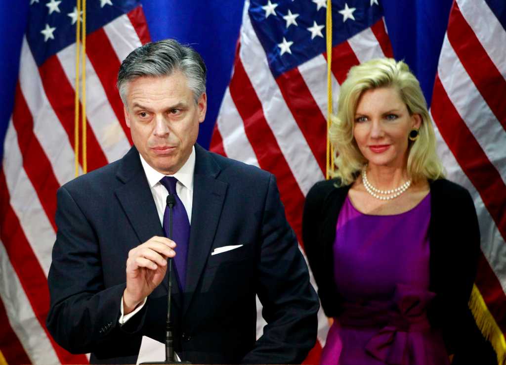 Huntsman departs race, backs Romney