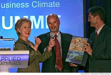 Clinton pushes innovation to Silicon Valley leadership