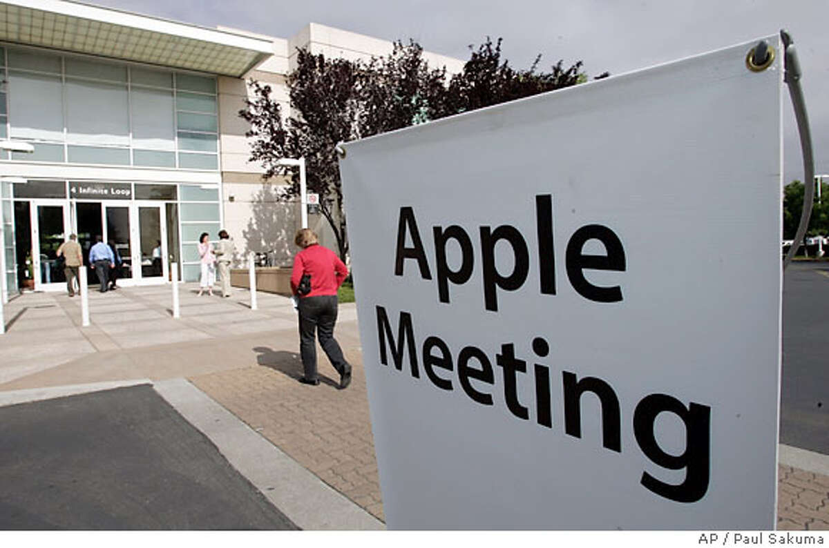 Shareholders take a bite out of Apple's Jobs / They ask CEO about ...