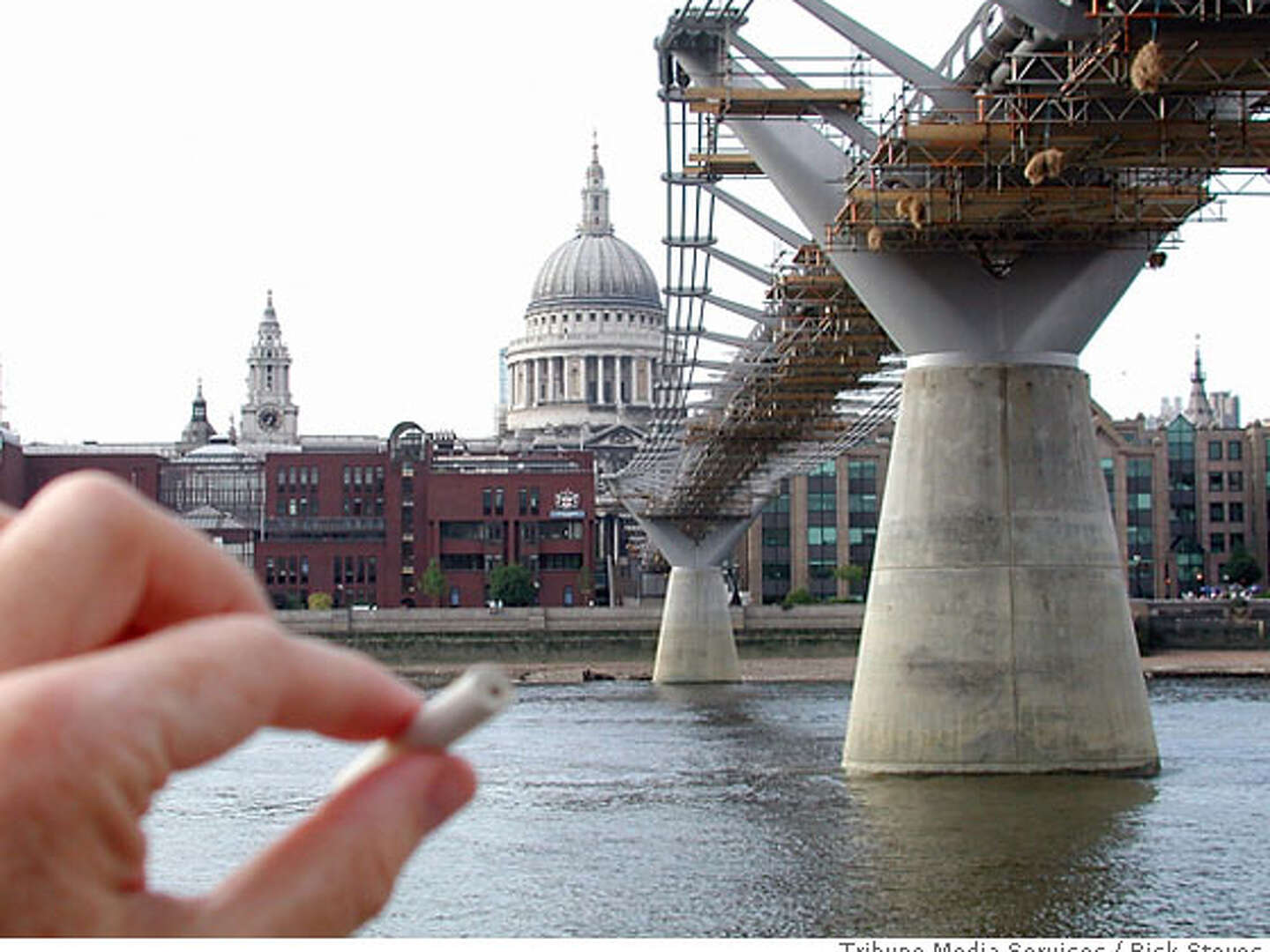 LONDON / BEACHCOMBING ALONG THAMES: TIME CAPSULE OF BRITISH HISTORY