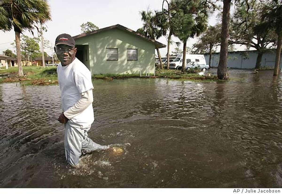 Category 3 Wilma slams into Florida's Gulf Coast / Storm rampages ...