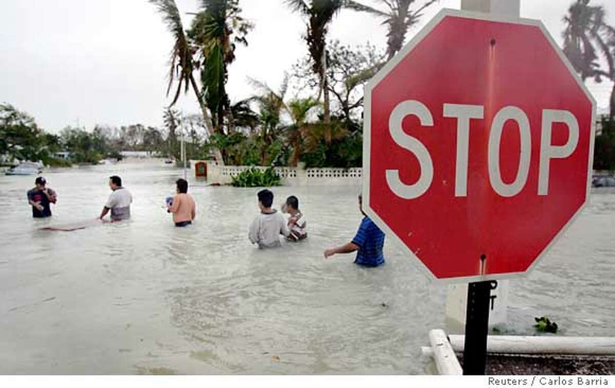 Category 3 Wilma slams into Florida's Gulf Coast / Storm rampages ...