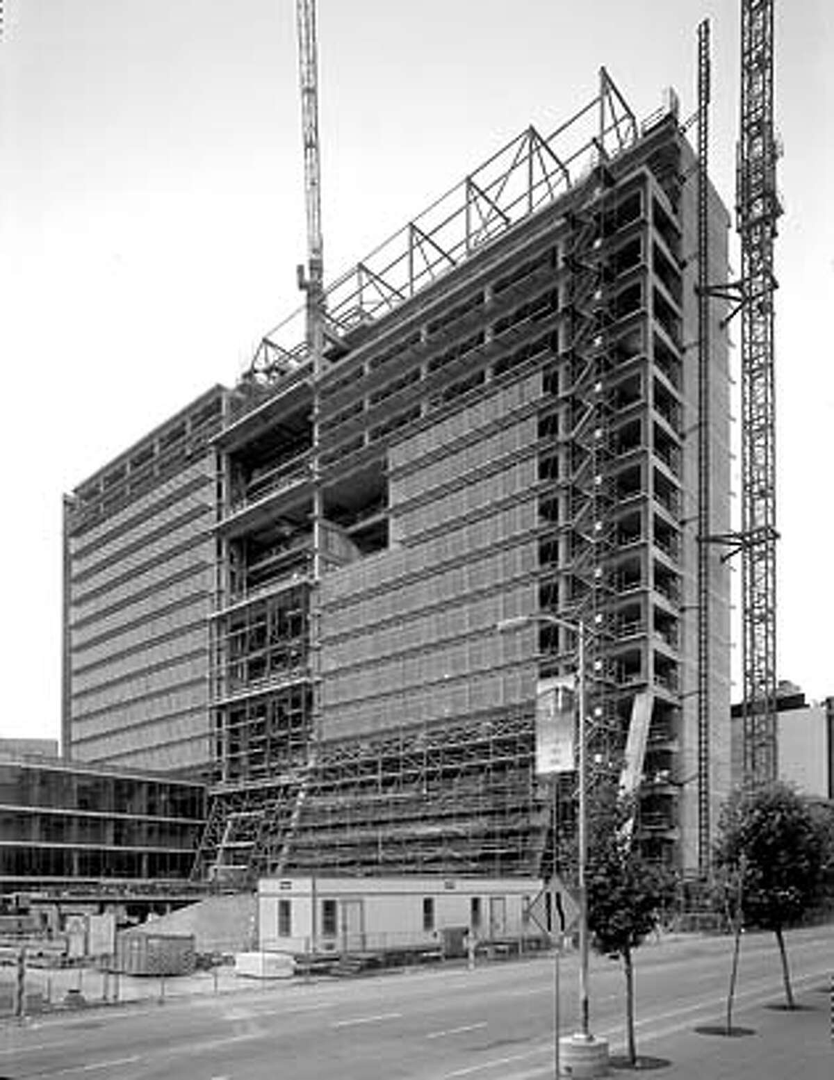 INTO THE MODERN AGE / The de Young and the new federal building are a ...