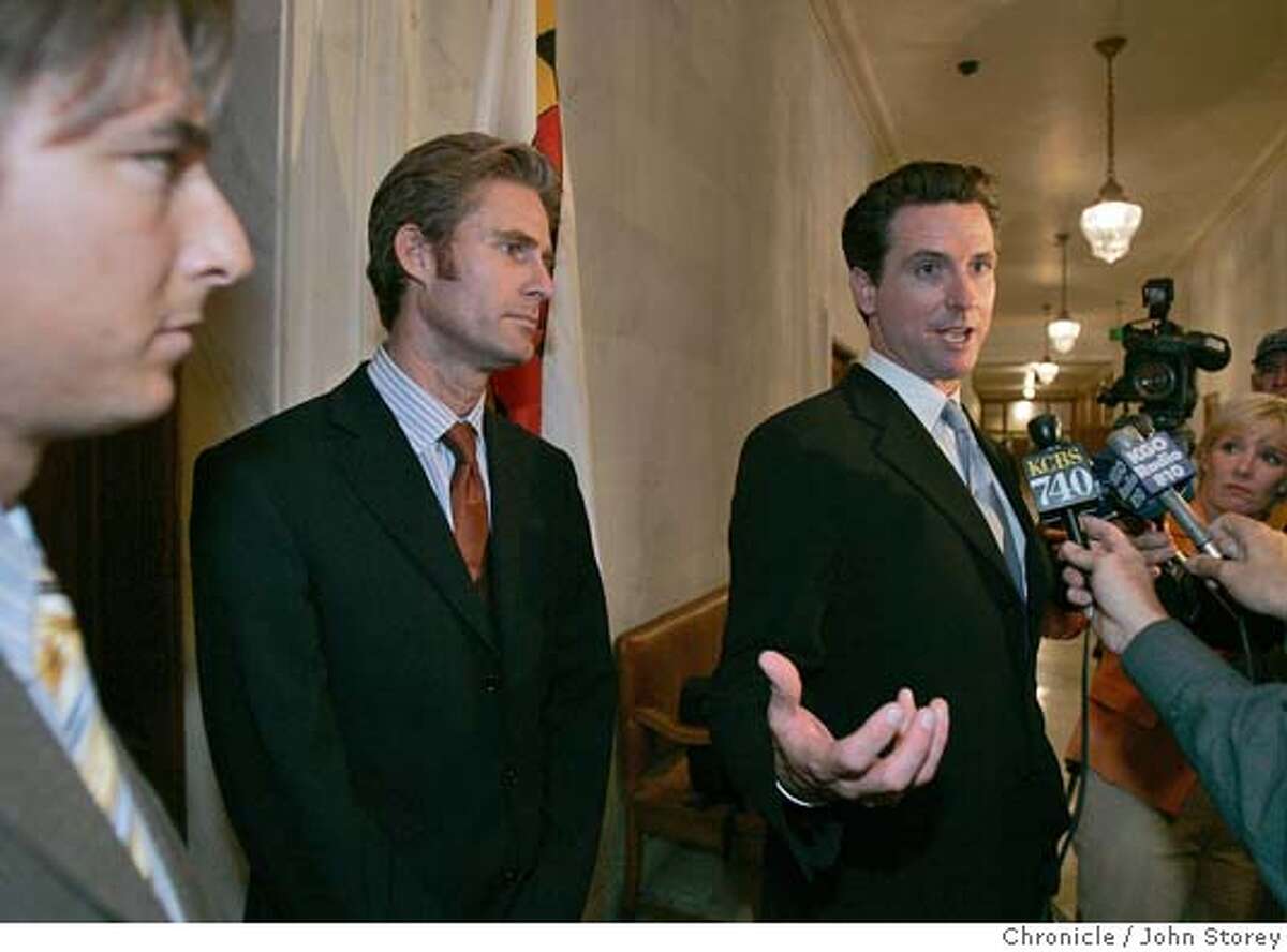 Thousands show up to see snow on Fillmore Street