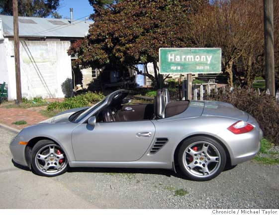 PORSCHE BOXSTER S / With engine in the middle, it's a road hugger