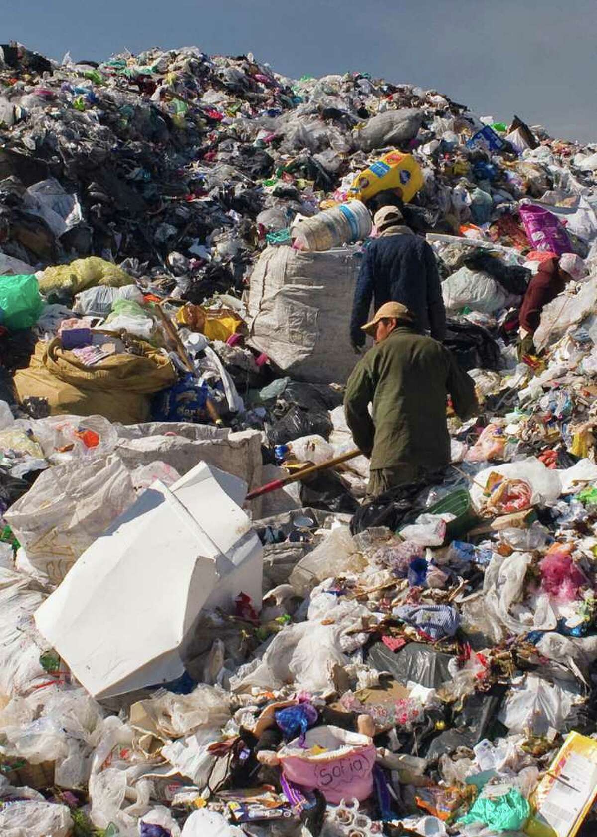 Mexico City closes noxious landfill but fails to find alternative dump