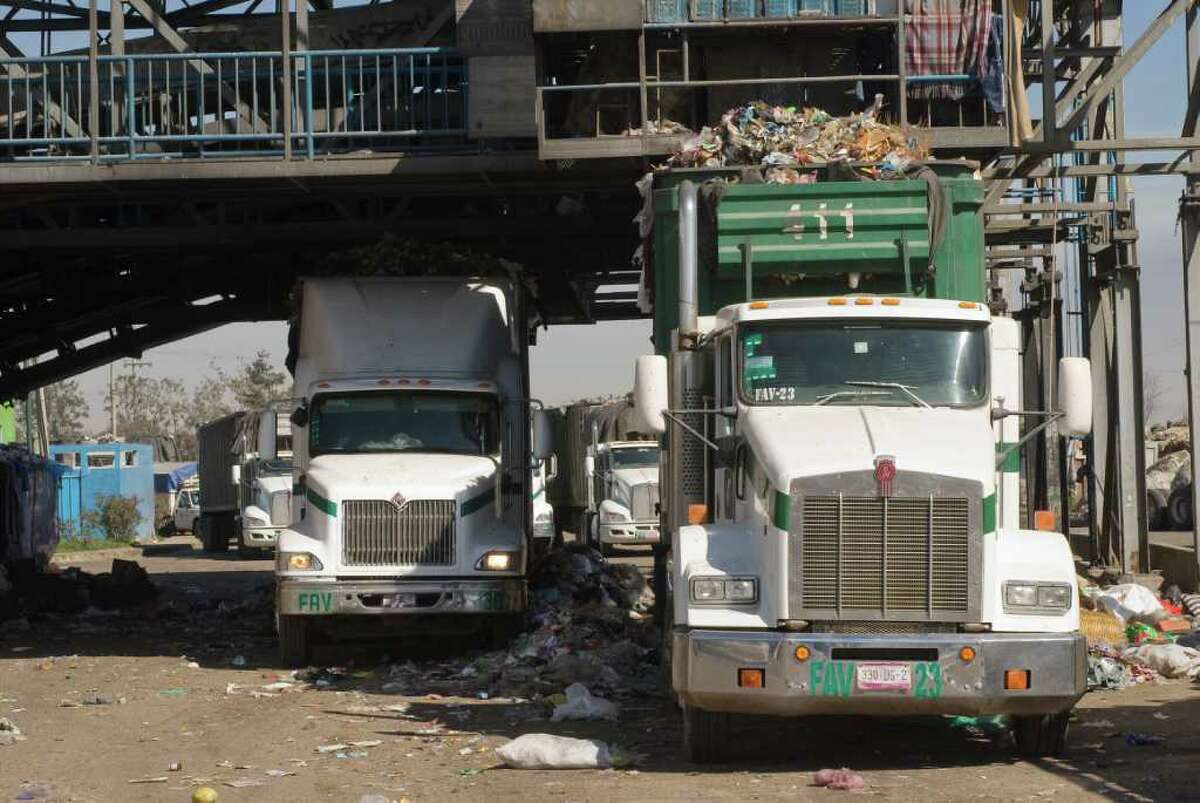 Mexico City closes noxious landfill but fails to find alternative dump