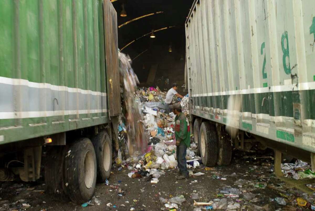 Mexico City closes noxious landfill but fails to find alternative dump