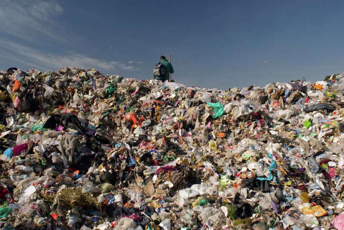 Mexico City closes noxious landfill but fails to find alternative dump