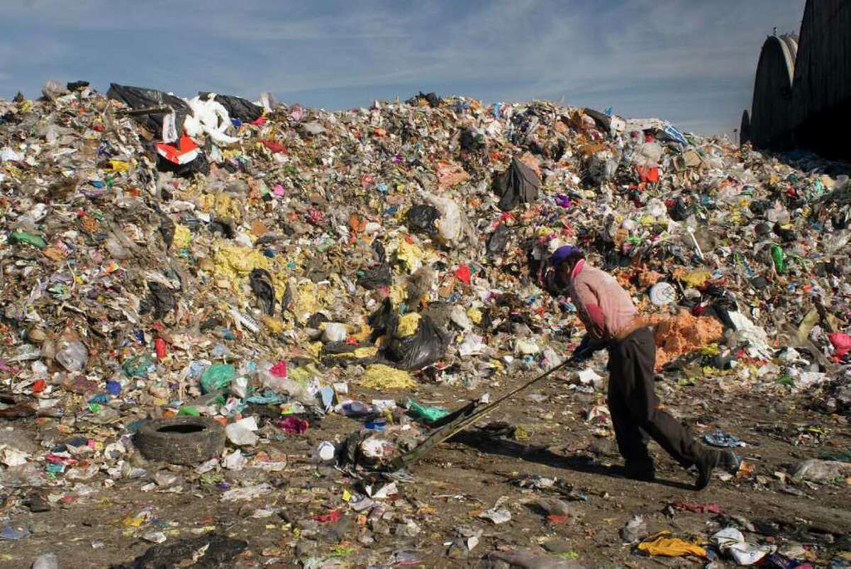 Mexico City closes noxious landfill but fails to find alternative dump