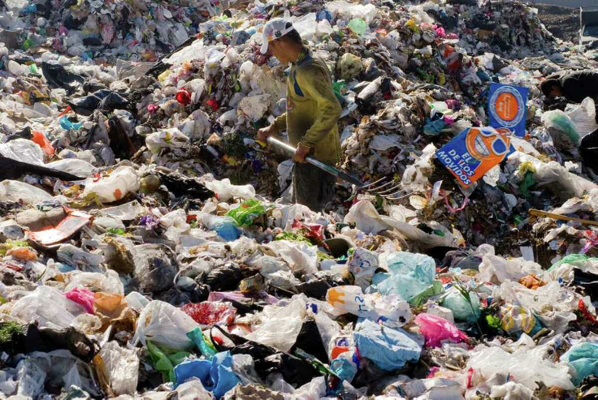 Mexico City closes noxious landfill but fails to find alternative dump