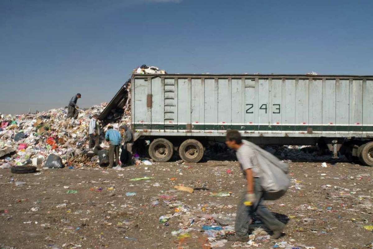 Mexico City closes noxious landfill but fails to find alternative dump